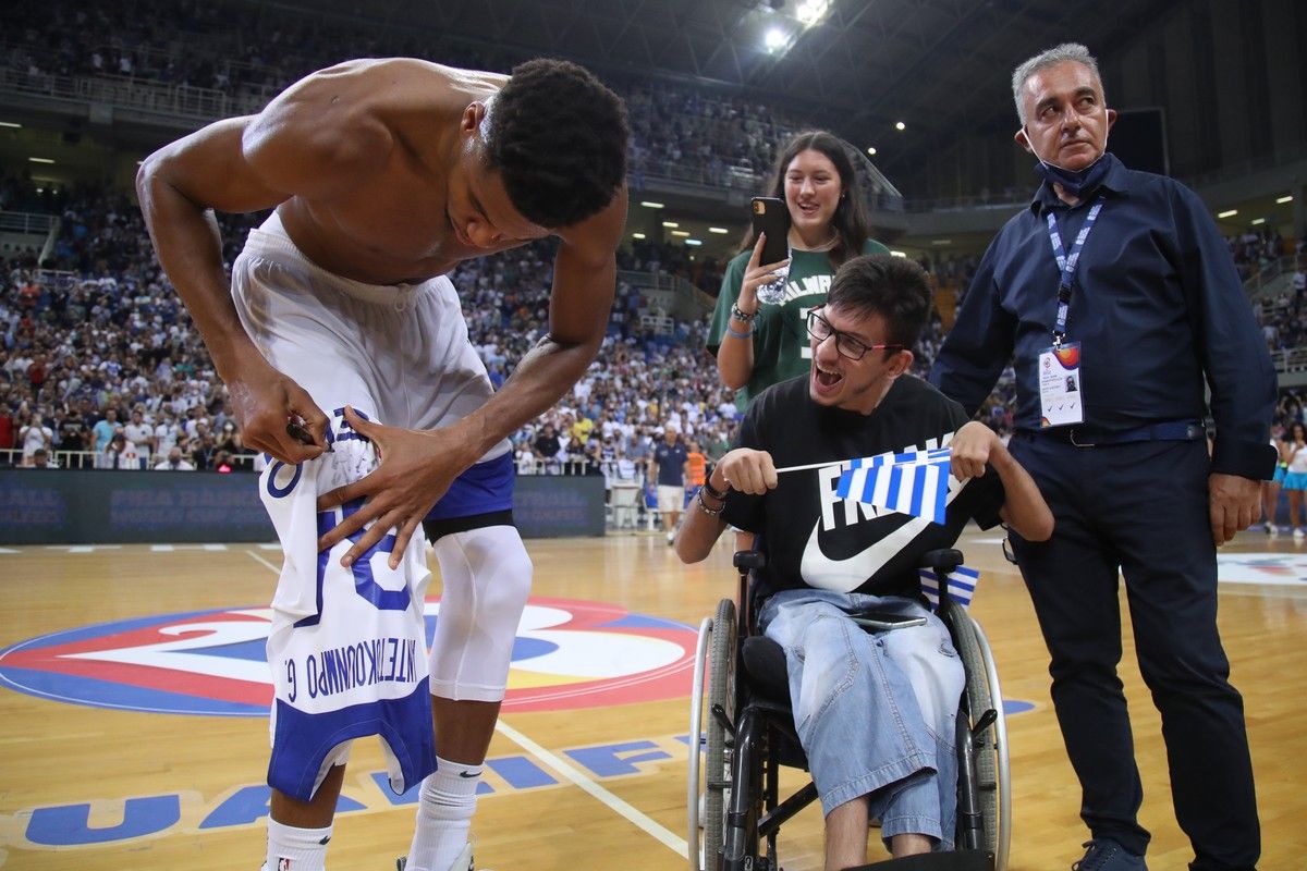 Γιάννης Αντετοκούνμπο εκτός απο μεγάλος παίκτης είναι και Μεγάλος ...