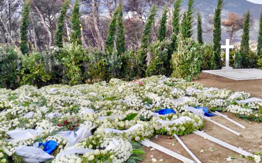 Μια «θάλασσα» από στεφάνια στο τάφο του τέως Βασιλιά Κωνσταντίνου στο ...