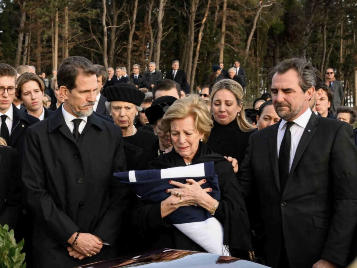 Φωτογραφίες απο στιγμιότυπα που σημάδεψαν την τελετή της κηδείας του ...