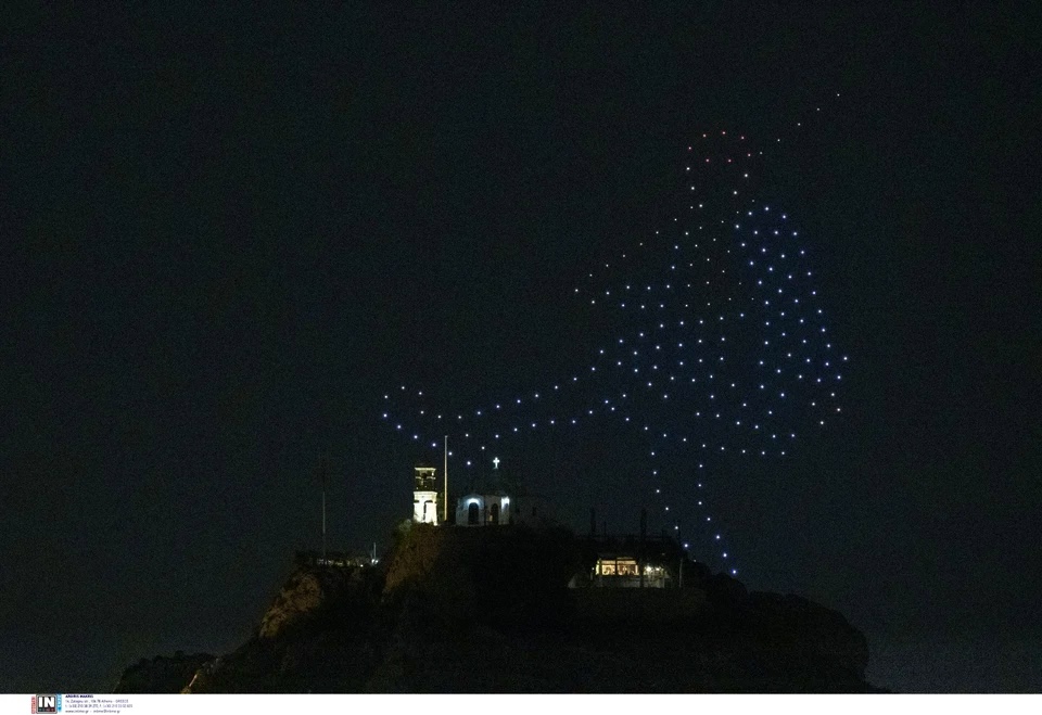 Η περιφέρεια Αττικής φώτισε τον Αθηναϊκό ουρανό - εντυπωσιακό show με ...